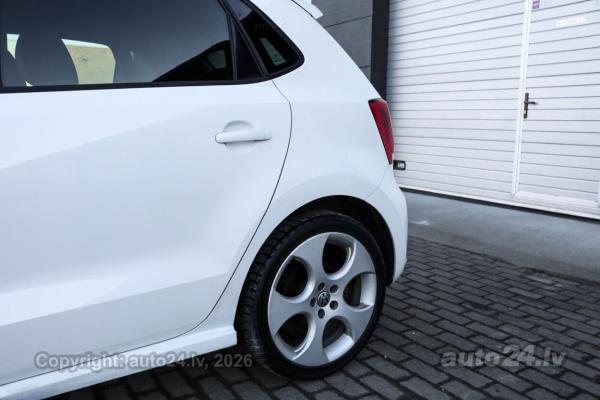 White Volkswagen Polo 2011 in Tallinn, with an engine capacity of 1.40 L and mileage of 298 thousand km for 4500 €, photo 5 on AUTOMOTO.COM.LV