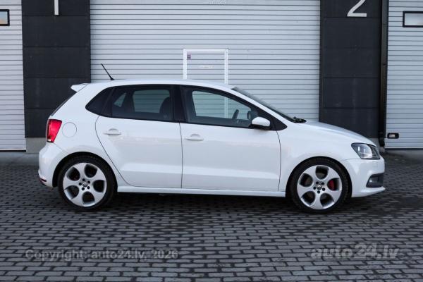 White Volkswagen Polo 2011 in Tallinn, with an engine capacity of 1.40 L and mileage of 298 thousand km for 4500 €, photo 7 on AUTOMOTO.COM.LV