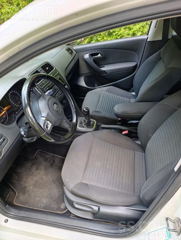 White Volkswagen Polo 2011 in Ogre, with an engine capacity of 1.60 L and mileage of 236 thousand km for 1900 €, photo 2 on AUTOMOTO.COM.LV