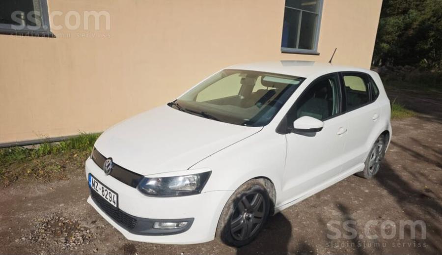 White Volkswagen Polo 2011 in Tukums, with an engine capacity of 1.20 L and mileage of 398 thousand km for 2700 €, photo 1 on AUTOMOTO.COM.LV