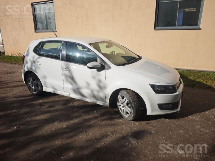 White Volkswagen Polo 2011 in Tukums, with an engine capacity of 1.20 L and mileage of 398 thousand km for 2700 €, photo 5 on AUTOMOTO.COM.LV