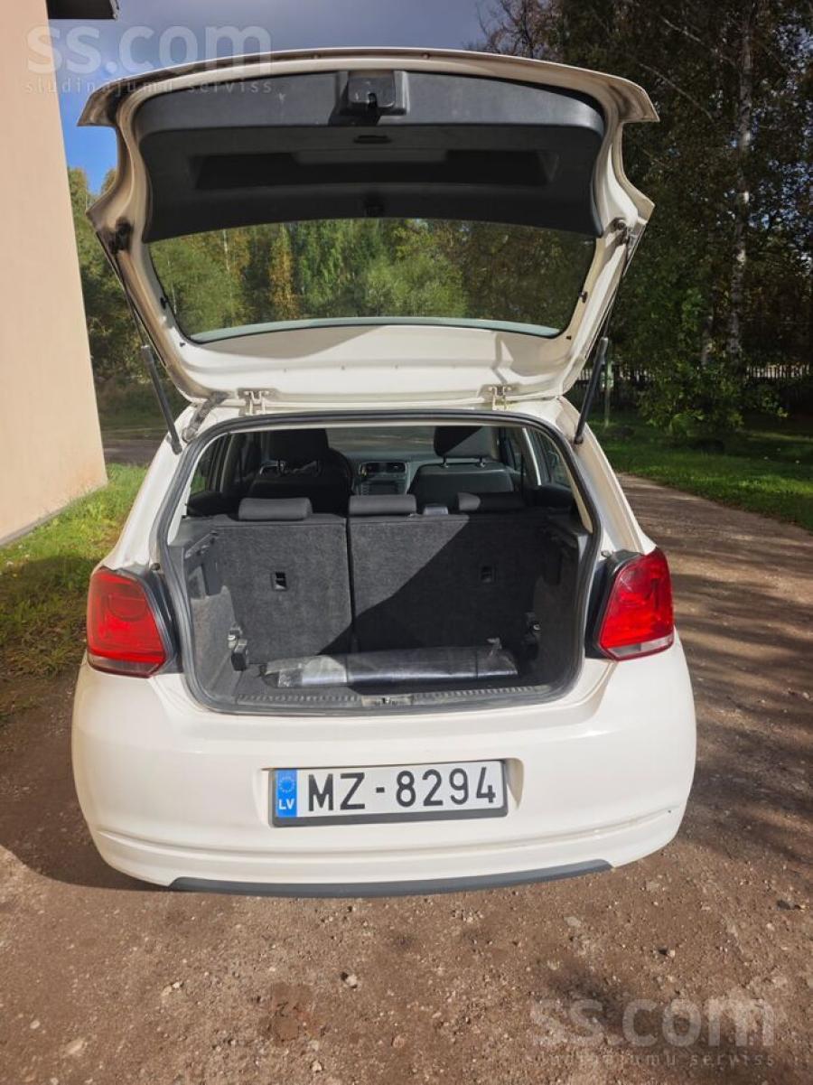White Volkswagen Polo 2011 in Tukums, with an engine capacity of 1.20 L and mileage of 398 thousand km for 2700 €, photo 8 on AUTOMOTO.COM.LV