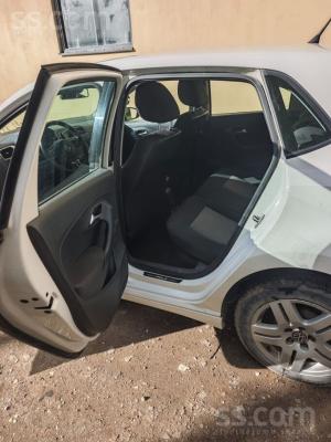White Volkswagen Polo 2011 in Tukums, with an engine capacity of 1.20 L and mileage of 398 thousand km for 2700 €, photo 9 on AUTOMOTO.COM.LV