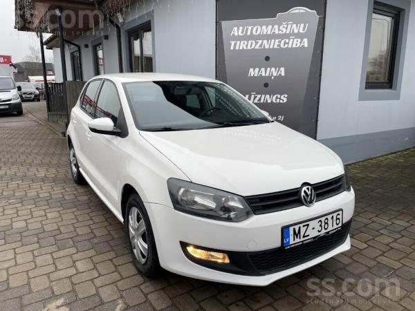 White Volkswagen Polo 2012 in Talsi, with an engine capacity of 1.40 L and mileage of 125 thousand km for 4800 €, photo 1 on AUTOMOTO.COM.LV