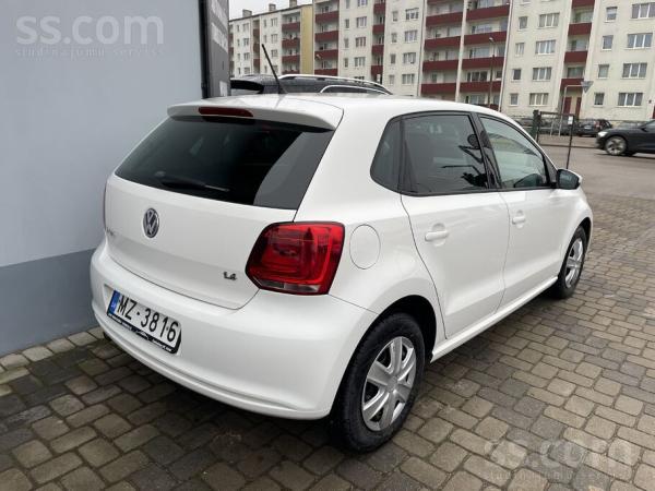 White Volkswagen Polo 2012 in Talsi, with an engine capacity of 1.40 L and mileage of 125 thousand km for 4800 €, photo 3 on AUTOMOTO.COM.LV
