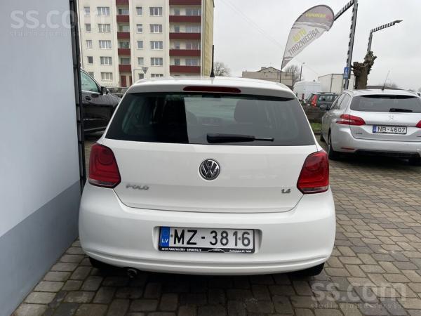 White Volkswagen Polo 2012 in Talsi, with an engine capacity of 1.40 L and mileage of 125 thousand km for 4800 €, photo 4 on AUTOMOTO.COM.LV