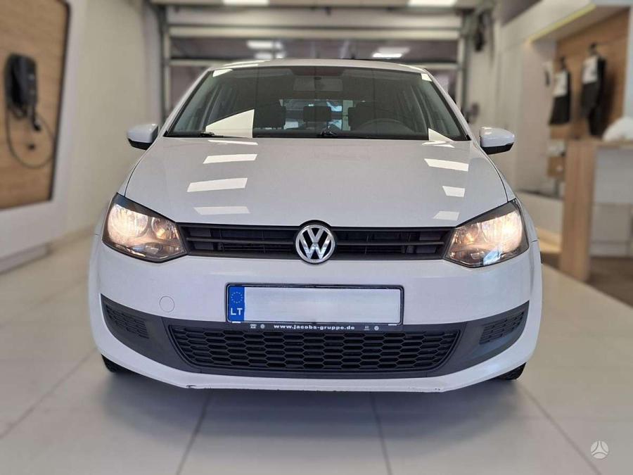 White Volkswagen Polo 2012 in Kaunas, with an engine capacity of 1.20 L and mileage of 296 thousand km for 3900 €, photo 3 on AUTOMOTO.COM.LV