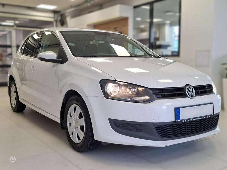 White Volkswagen Polo 2012 in Kaunas, with an engine capacity of 1.20 L and mileage of 296 thousand km for 3900 €, photo 4 on AUTOMOTO.COM.LV