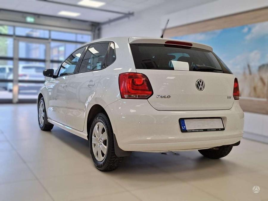 White Volkswagen Polo 2012 in Kaunas, with an engine capacity of 1.20 L and mileage of 296 thousand km for 3900 €, photo 7 on AUTOMOTO.COM.LV