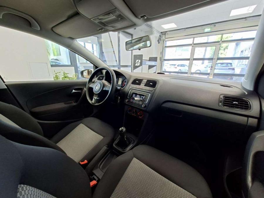 White Volkswagen Polo 2012 in Kaunas, with an engine capacity of 1.20 L and mileage of 296 thousand km for 3900 €, photo 10 on AUTOMOTO.COM.LV