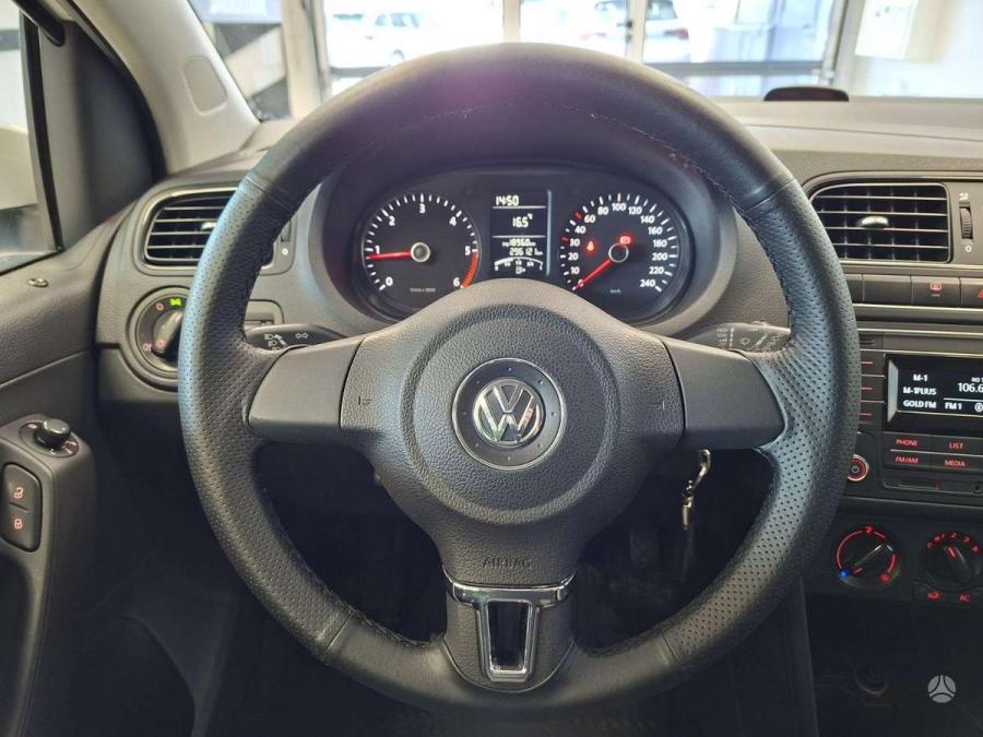 White Volkswagen Polo 2012 in Kaunas, with an engine capacity of 1.20 L and mileage of 296 thousand km for 3900 €, photo 11 on AUTOMOTO.COM.LV