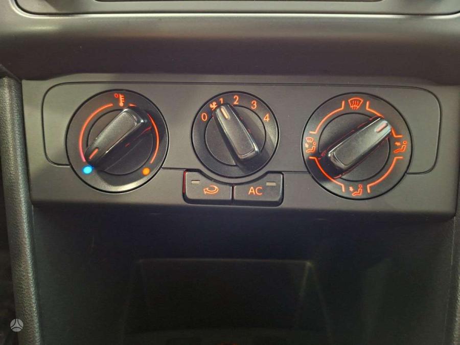White Volkswagen Polo 2012 in Kaunas, with an engine capacity of 1.20 L and mileage of 296 thousand km for 3900 €, photo 13 on AUTOMOTO.COM.LV