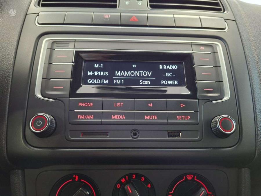 White Volkswagen Polo 2012 in Kaunas, with an engine capacity of 1.20 L and mileage of 296 thousand km for 3900 €, photo 14 on AUTOMOTO.COM.LV