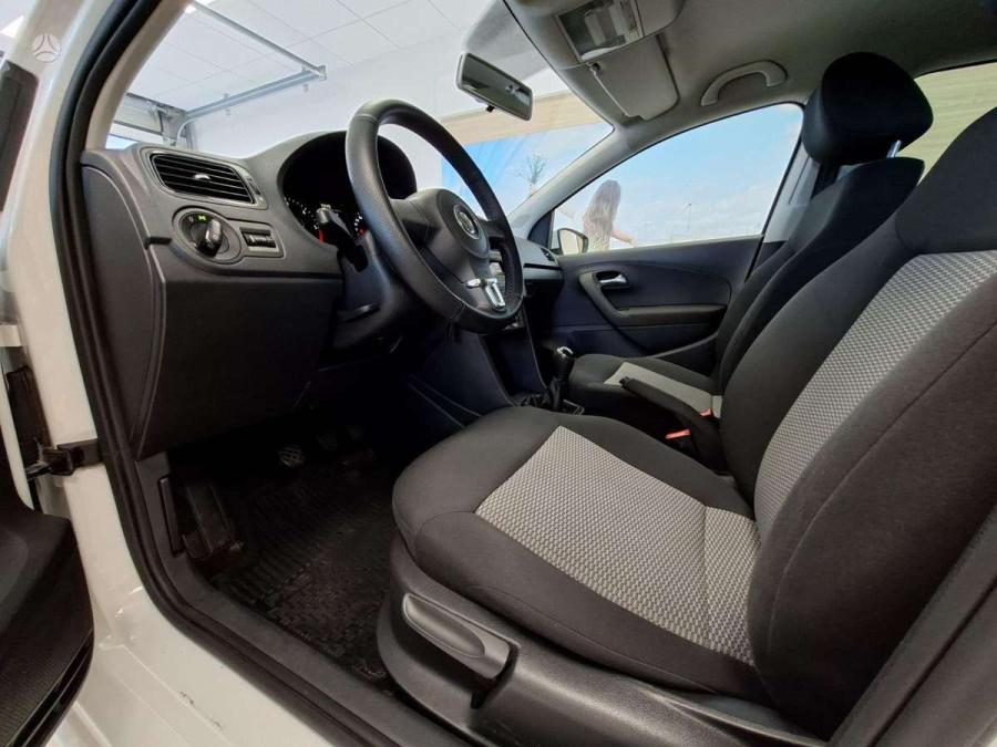 White Volkswagen Polo 2012 in Kaunas, with an engine capacity of 1.20 L and mileage of 296 thousand km for 3900 €, photo 16 on AUTOMOTO.COM.LV