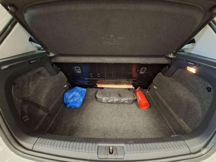 White Volkswagen Polo 2012 in Kaunas, with an engine capacity of 1.20 L and mileage of 296 thousand km for 3900 €, photo 18 on AUTOMOTO.COM.LV