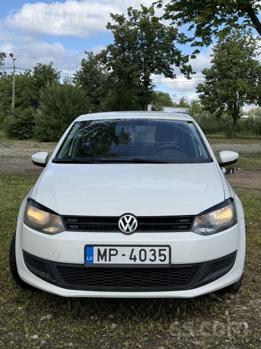 White Volkswagen Polo 2012 in Riga, with an engine capacity of 1.20 L and mileage of 334 thousand km for 1800 €, photo 3 on AUTOMOTO.COM.LV