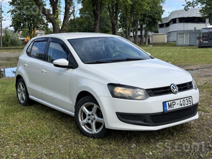 White Volkswagen Polo 2012 in Riga, with an engine capacity of 1.20 L and mileage of 334 thousand km for 1800 €, photo 4 on AUTOMOTO.COM.LV