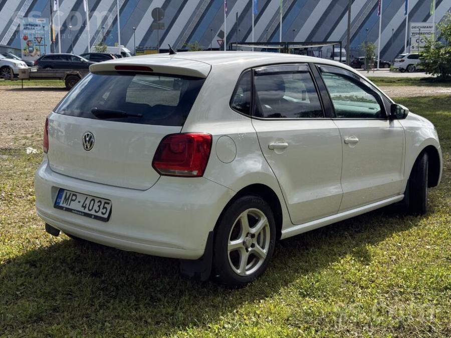 White Volkswagen Polo 2012 in Riga, with an engine capacity of 1.20 L and mileage of 334 thousand km for 1800 €, photo 5 on AUTOMOTO.COM.LV