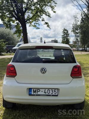 White Volkswagen Polo 2012 in Riga, with an engine capacity of 1.20 L and mileage of 334 thousand km for 1800 €, photo 6 on AUTOMOTO.COM.LV