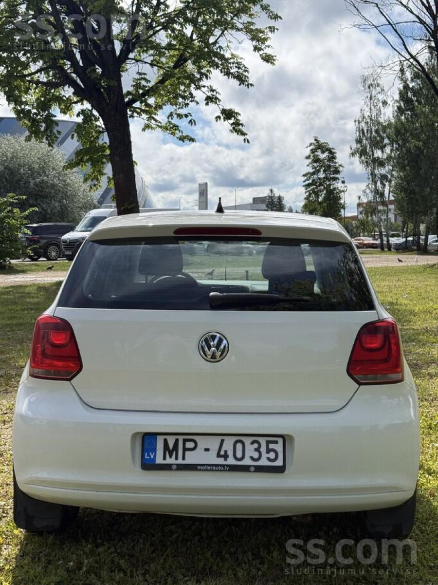 White Volkswagen Polo 2012 in Riga, with an engine capacity of 1.20 L and mileage of 334 thousand km for 1800 €, photo 6 on AUTOMOTO.COM.LV