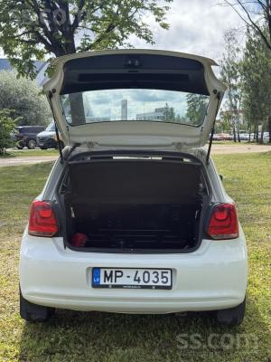 White Volkswagen Polo 2012 in Riga, with an engine capacity of 1.20 L and mileage of 334 thousand km for 1800 €, photo 7 on AUTOMOTO.COM.LV
