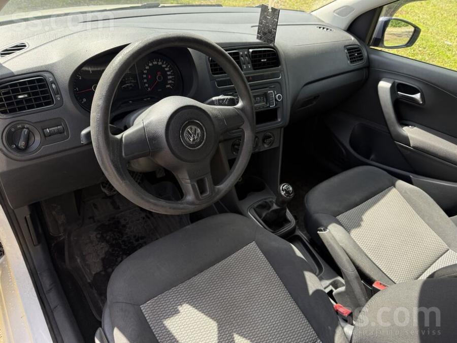 White Volkswagen Polo 2012 in Riga, with an engine capacity of 1.20 L and mileage of 334 thousand km for 1800 €, photo 8 on AUTOMOTO.COM.LV