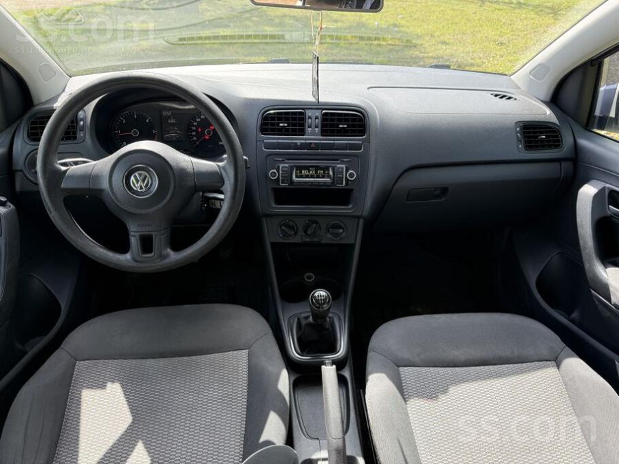 White Volkswagen Polo 2012 in Riga, with an engine capacity of 1.20 L and mileage of 334 thousand km for 1800 €, photo 9 on AUTOMOTO.COM.LV