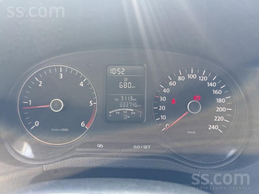 White Volkswagen Polo 2012 in Riga, with an engine capacity of 1.20 L and mileage of 334 thousand km for 1800 €, photo 11 on AUTOMOTO.COM.LV