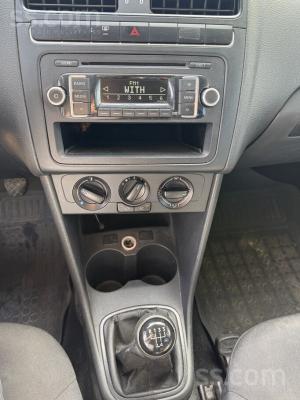 White Volkswagen Polo 2012 in Riga, with an engine capacity of 1.20 L and mileage of 334 thousand km for 1800 €, photo 12 on AUTOMOTO.COM.LV