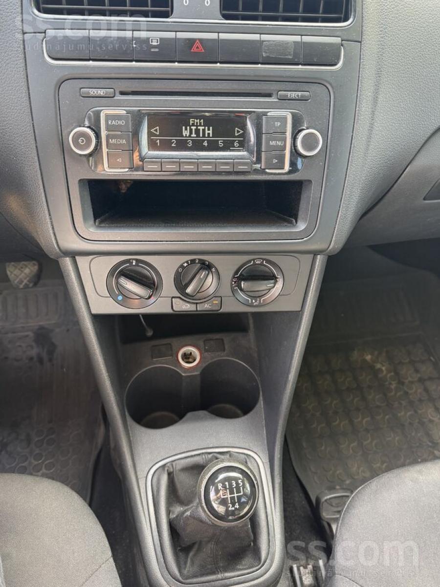 White Volkswagen Polo 2012 in Riga, with an engine capacity of 1.20 L and mileage of 334 thousand km for 1800 €, photo 12 on AUTOMOTO.COM.LV