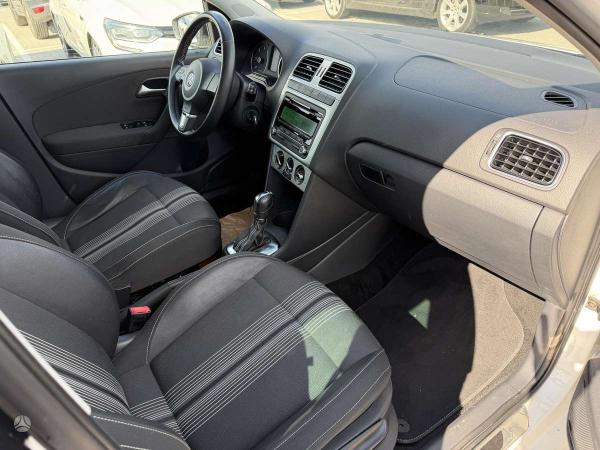 White Volkswagen Polo 2012 in Taurage, with an engine capacity of 1.60 L and mileage of 144 thousand km for 5500 €, photo 5 on AUTOMOTO.COM.LV