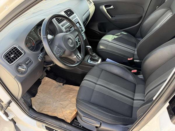 White Volkswagen Polo 2012 in Taurage, with an engine capacity of 1.60 L and mileage of 144 thousand km for 5500 €, photo 6 on AUTOMOTO.COM.LV