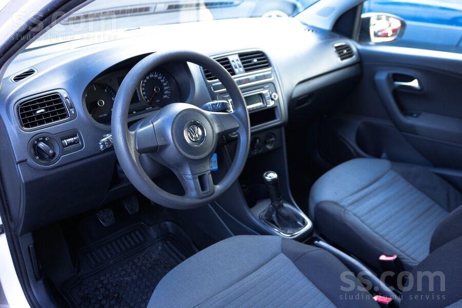 White Volkswagen Polo 2012 in Riga, with an engine capacity of 1.20 L and mileage of 227 thousand km for 2090 €, photo 6 on AUTOMOTO.COM.LV