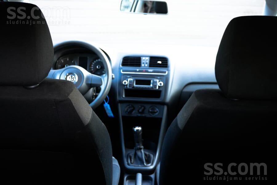 White Volkswagen Polo 2012 in Riga, with an engine capacity of 1.20 L and mileage of 227 thousand km for 2090 €, photo 7 on AUTOMOTO.COM.LV