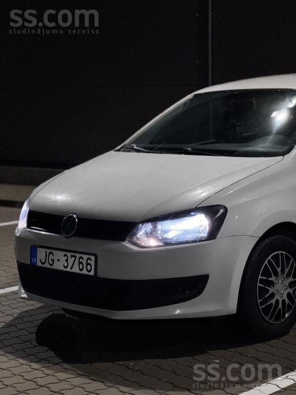White Volkswagen Polo 2013 in Riga, with an engine capacity of 1.20 L and mileage of 346 thousand km for 2880 €, photo 1 on AUTOMOTO.COM.LV
