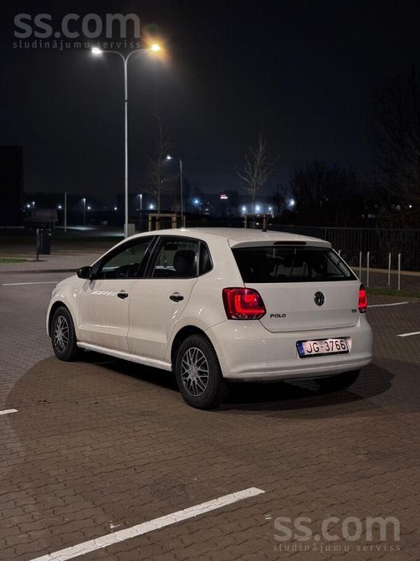 White Volkswagen Polo 2013 in Riga, with an engine capacity of 1.20 L and mileage of 346 thousand km for 2880 €, photo 3 on AUTOMOTO.COM.LV