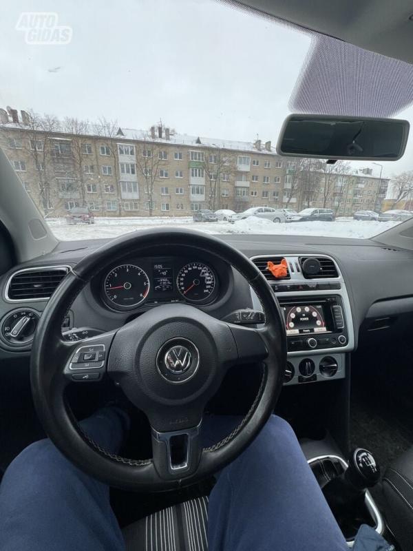 White Volkswagen Polo 2013 in Klaipeda, with an engine capacity of 1.60 L and mileage of 219 thousand km for 4700 €, photo 5 on AUTOMOTO.COM.LV