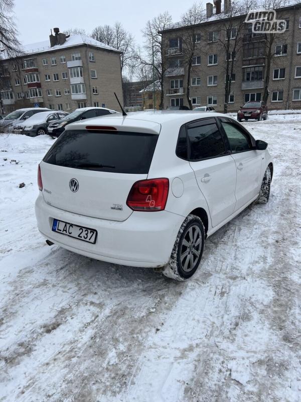 White Volkswagen Polo 2013 in Klaipeda, with an engine capacity of 1.60 L and mileage of 219 thousand km for 4700 €, photo 7 on AUTOMOTO.COM.LV
