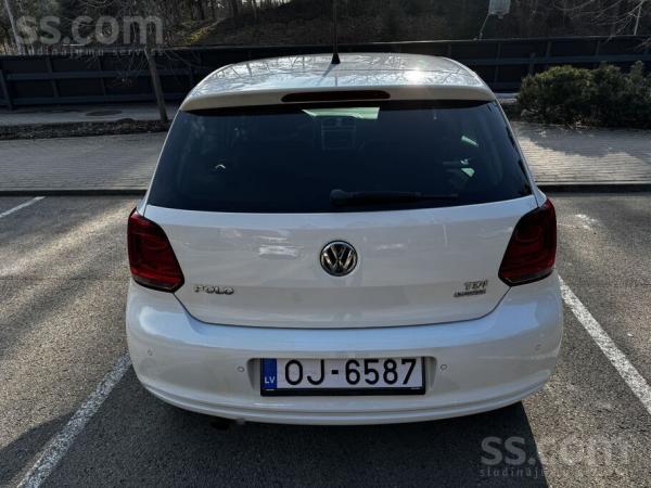 White Volkswagen Polo 2013 in Ogre, with an engine capacity of 1.60 L and mileage of 217 thousand km for 3900 €, photo 5 on AUTOMOTO.COM.LV