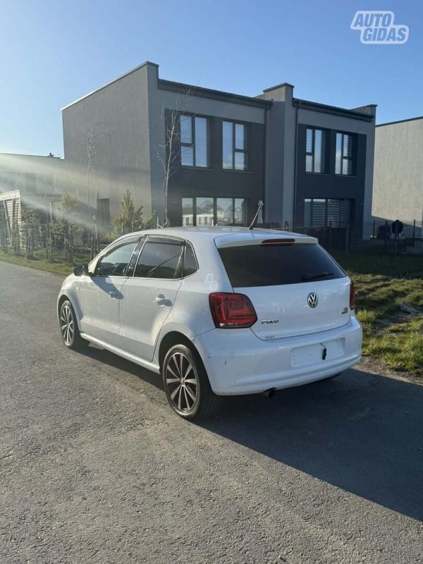 White Volkswagen Polo 2013 in Klaipeda, with an engine capacity of 1.60 L and mileage of 220 thousand km for 4200 €, photo 3 on AUTOMOTO.COM.LV