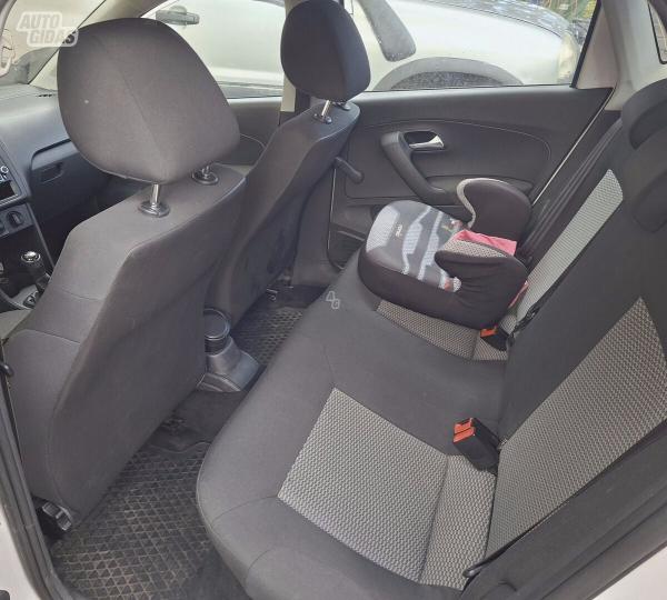 White Volkswagen Polo 2013 in Vilnius, with an engine capacity of 1.20 L and mileage of 199 thousand km for 2700 €, photo 4 on AUTOMOTO.COM.LV