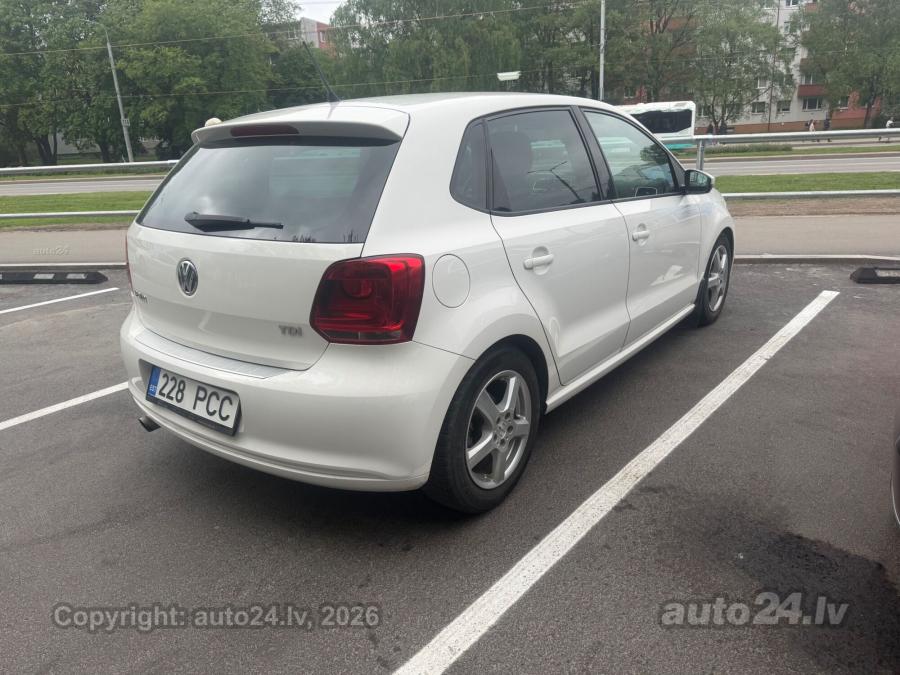 Balts Volkswagen Polo 2013 Tallina, ar dzinēja tilpumu 1.60 L un nobraukumu 180 tūkst. km par 6250 €, foto 1 vietnē AUTOMOTO.COM.LV