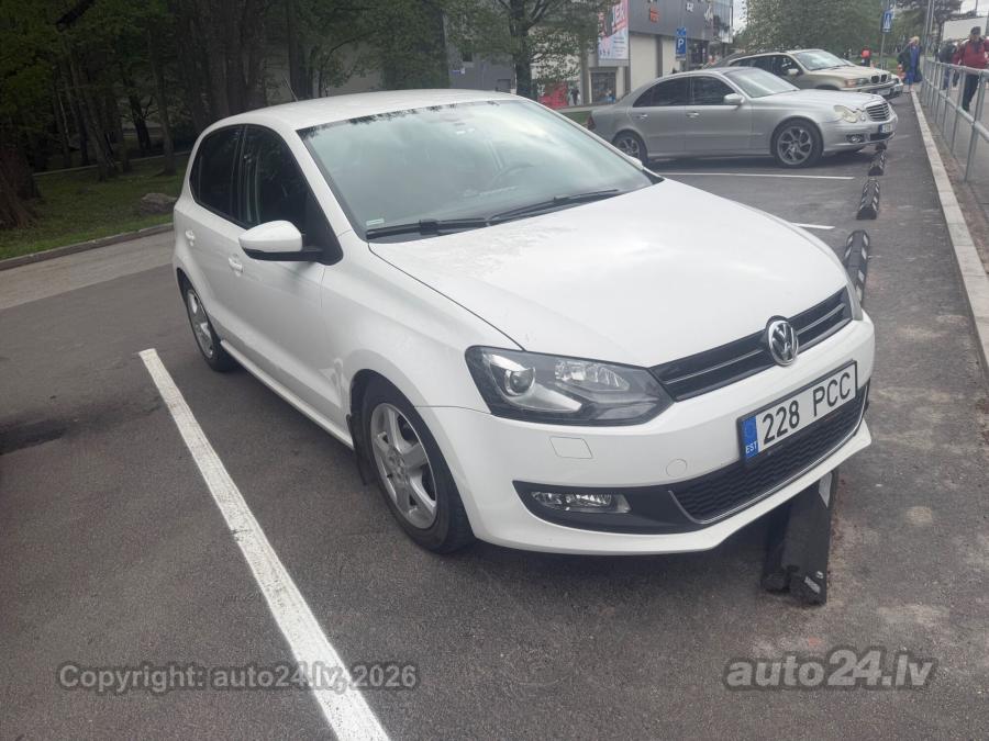 Balts Volkswagen Polo 2013 Tallina, ar dzinēja tilpumu 1.60 L un nobraukumu 180 tūkst. km par 6250 €, foto 4 vietnē AUTOMOTO.COM.LV