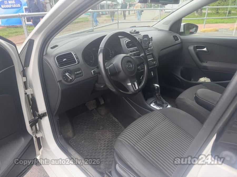 Balts Volkswagen Polo 2013 Tallina, ar dzinēja tilpumu 1.60 L un nobraukumu 180 tūkst. km par 6250 €, foto 6 vietnē AUTOMOTO.COM.LV