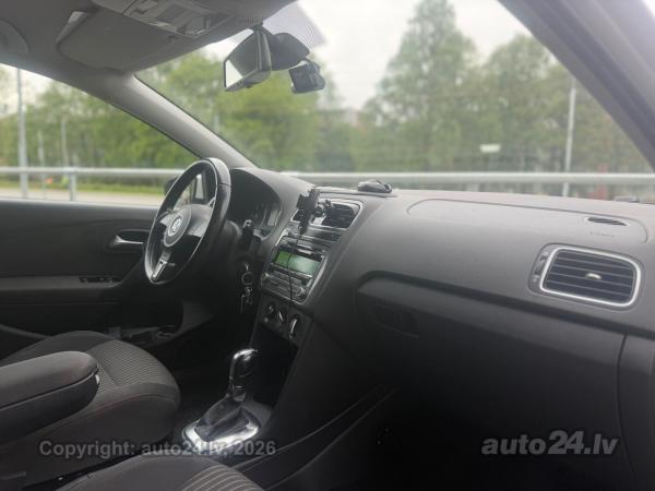 White Volkswagen Polo 2013 in Tallinn, with an engine capacity of 1.60 L and mileage of 180 thousand km for 6250 €, photo 6 on AUTOMOTO.COM.LV