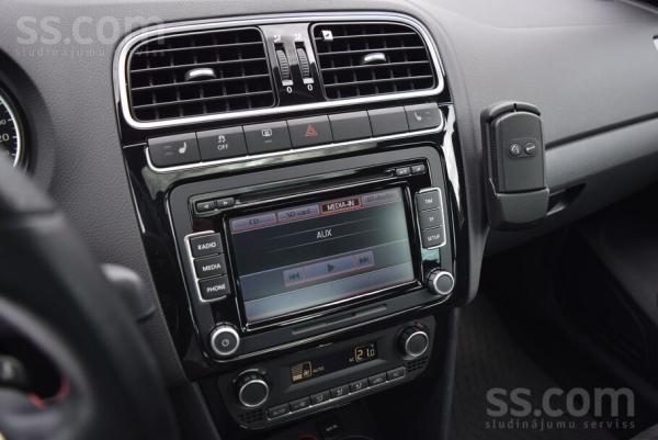 White Volkswagen Polo 2013 in Riga, with an engine capacity of 1.40 L and mileage of 123 thousand km for 9900 €, photo 6 on AUTOMOTO.COM.LV