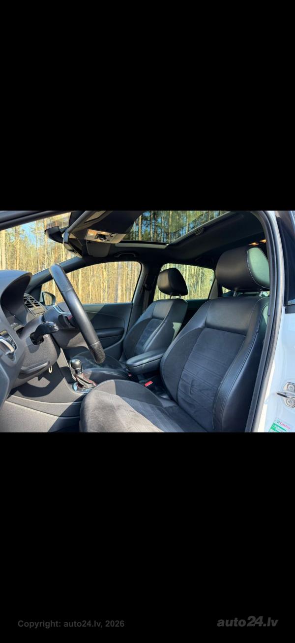 White Volkswagen Polo 2013 in Riga, with an engine capacity of 1.40 L and mileage of 123 thousand km for 9900 €, photo 7 on AUTOMOTO.COM.LV