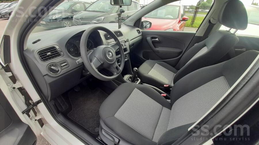 White Volkswagen Polo 2013 in Riga, with an engine capacity of 1.20 L and mileage of 190 thousand km for 4800 €, photo 13 on AUTOMOTO.COM.LV
