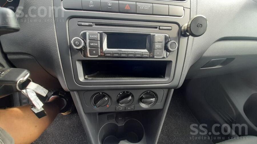 White Volkswagen Polo 2013 in Riga, with an engine capacity of 1.20 L and mileage of 190 thousand km for 4800 €, photo 17 on AUTOMOTO.COM.LV