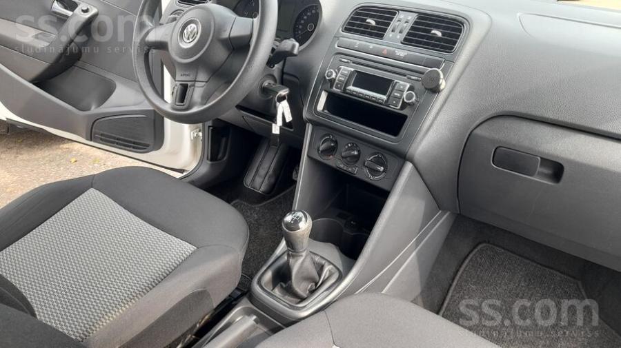 White Volkswagen Polo 2013 in Riga, with an engine capacity of 1.20 L and mileage of 190 thousand km for 4800 €, photo 25 on AUTOMOTO.COM.LV